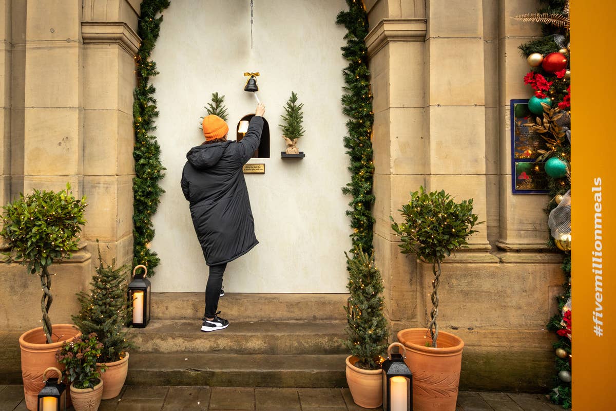 Magical mince pie windows arrive in the UK to celebrate the season of ...