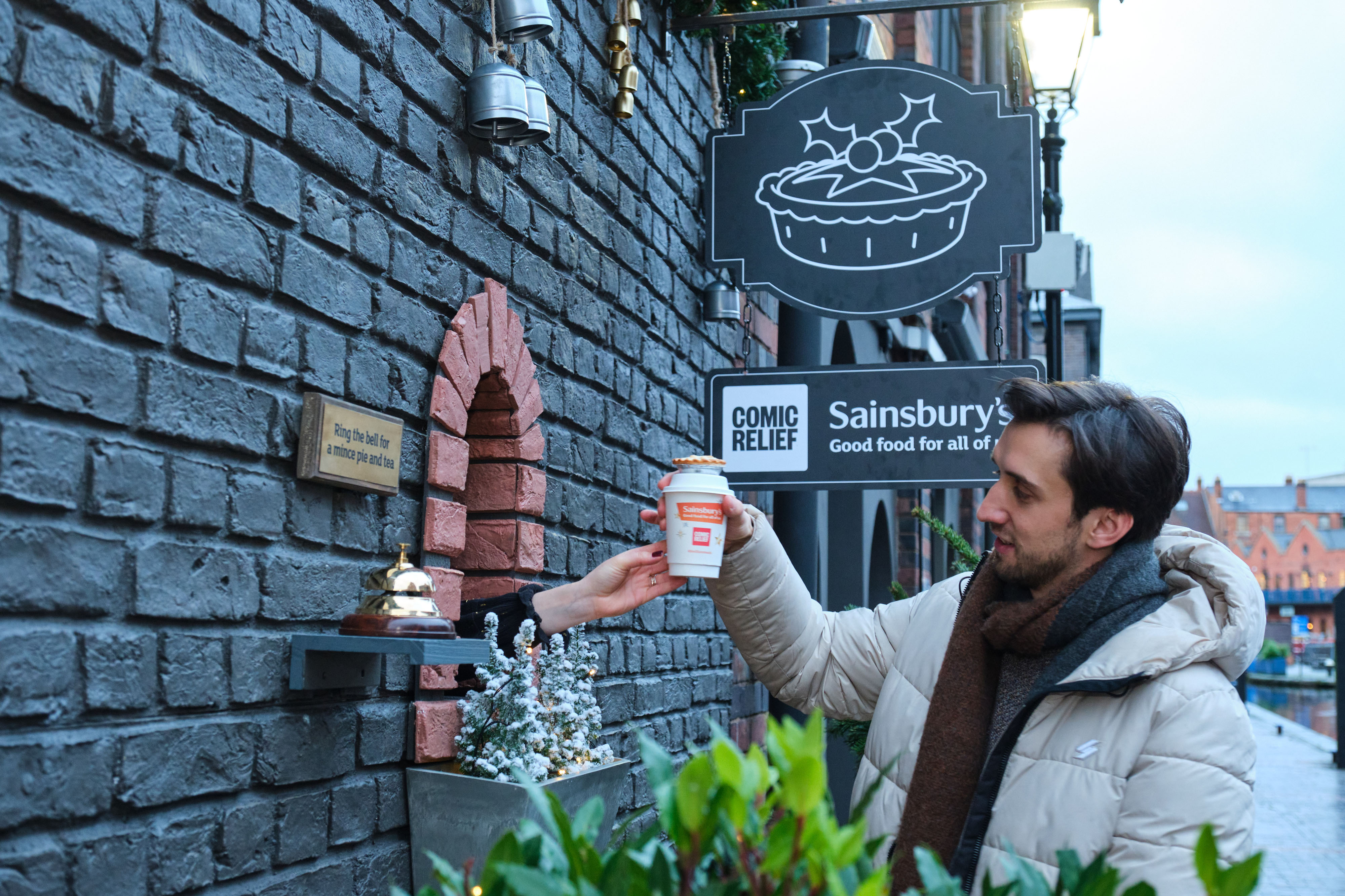 Magical mince pie windows arrive in the UK to celebrate the season of ...